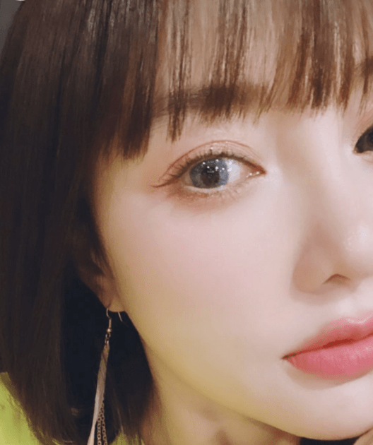 李小璐晒自拍美照，黄色超短裙惊艳，网友：这是当初那个少女？大图