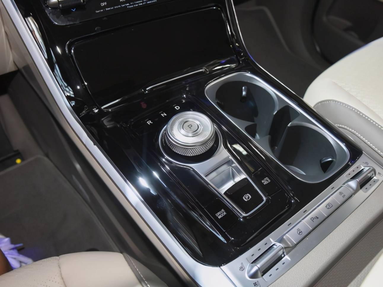 车长5155MM，又一款大块头挑战GL8，配备V6引擎，明年中旬上市_搜狐汽车_搜狐网