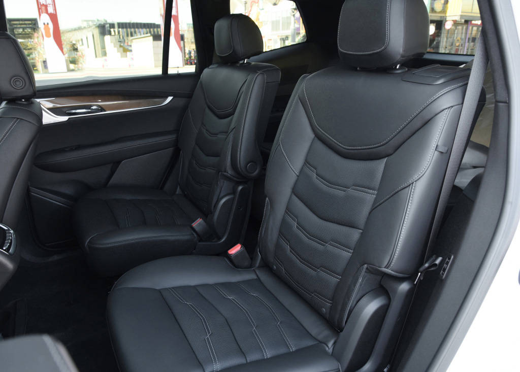 油与电混战！蔚来ES8对阵凯迪拉克XT6，哪款更值得入手？_搜狐汽车_搜狐网