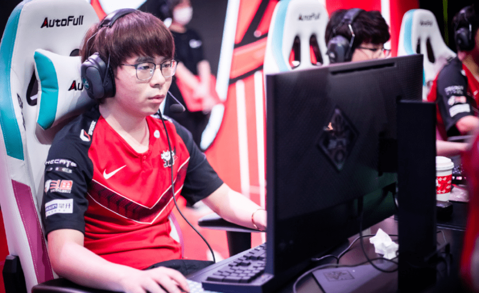 曾被整个LPL喷菜，遭战队抛弃沦落没人要，如今成世界顶级AD！_Loken