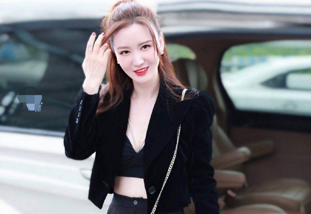 张萌为秀身材太拼，无扣西装秀内衣辣眼睛，“蛋清”皮肤太抢镜_女生