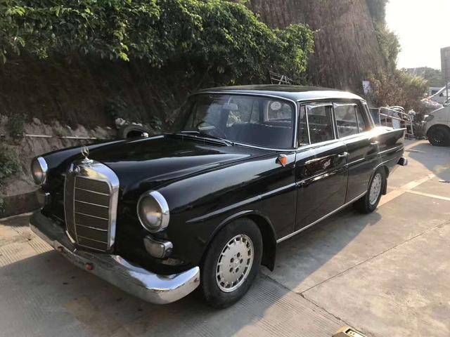 青岛遇到1963年的奔驰W111，第三代尾鳍式S级，已经收藏了近20年_搜狐汽车_搜狐网
