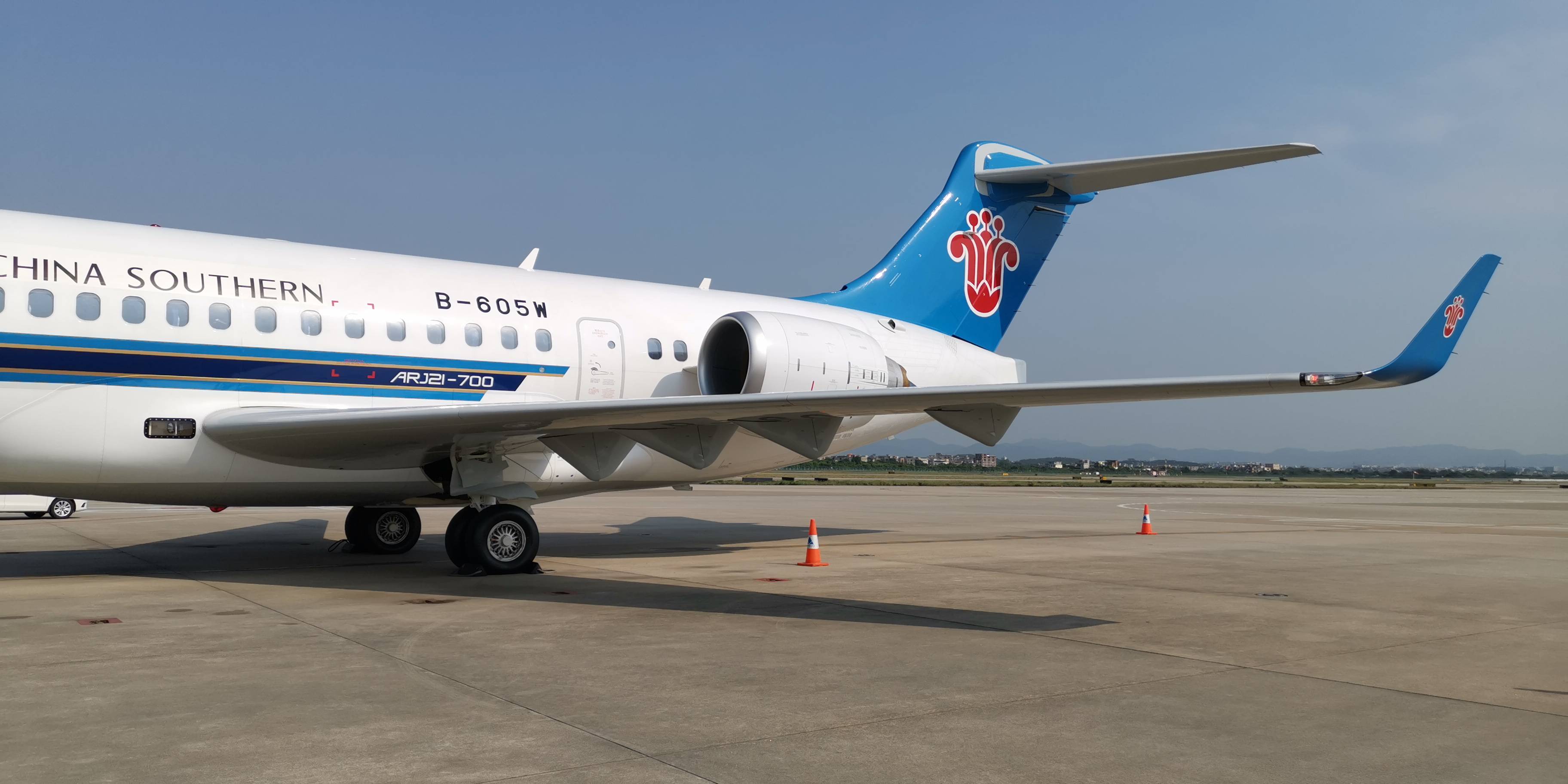 “阿娇”飞了！南航首架国产ARJ21飞机开始商业运营_旅客