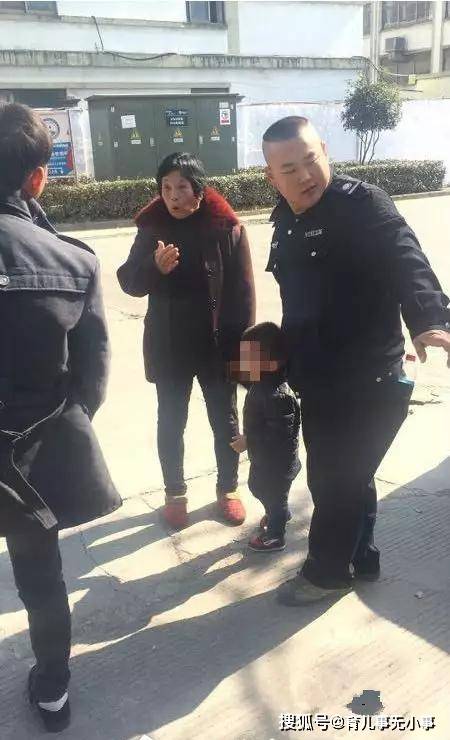 4岁男童被人贩子拐走,孩子喊了两个字,人贩子扔下孩子掉头就跑程程