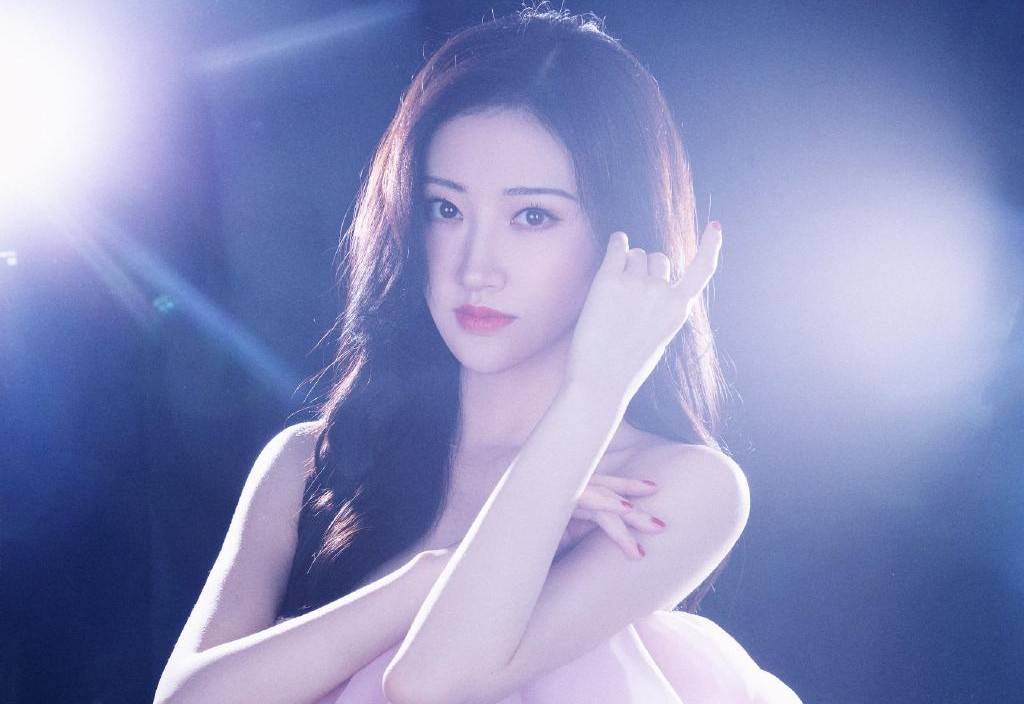 景甜这身材曲线太绝了！一袭飘纱长裙仙气十足，优雅风情又高级线条