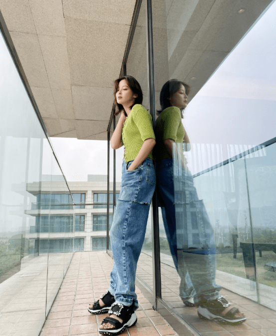 辛芷蕾的“龙须刘海”真减龄啊！穿小香风外套好少女，御姐变萌妹-搜狐大视野-搜狐新闻