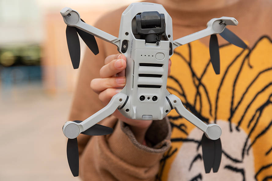大疆DJI Mini 2无人机评测 入门航拍一键就有大片_机身重量