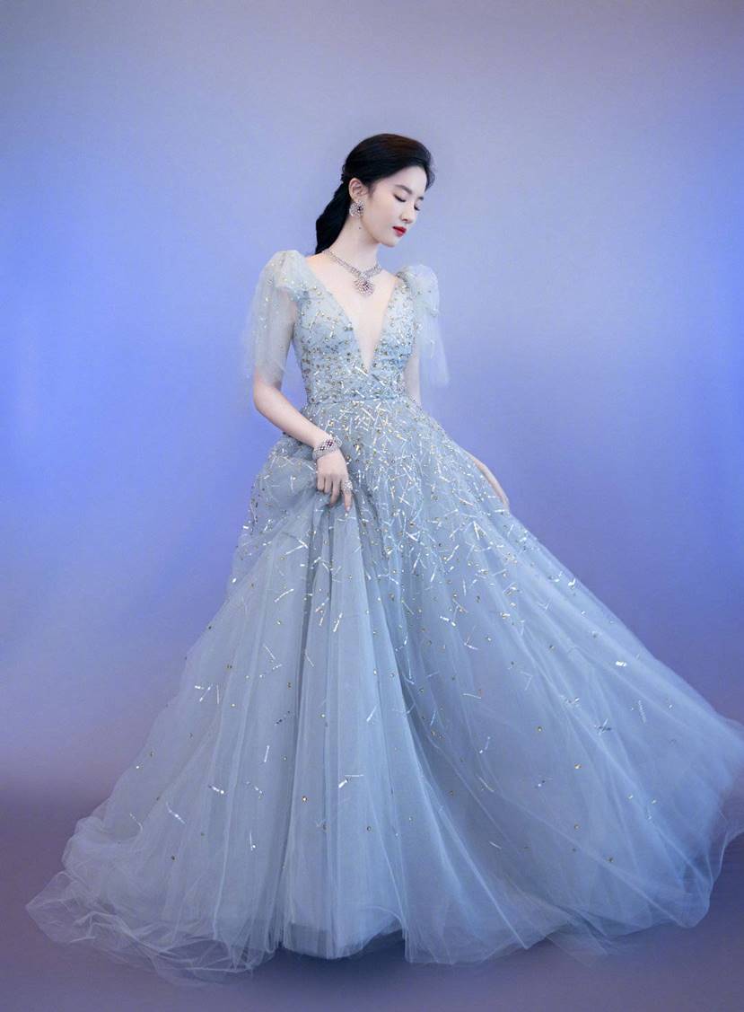 刘亦菲的“天仙”气质太绝了！穿蓝色薄纱礼服皮肤雪白，美得惊艳_唯美