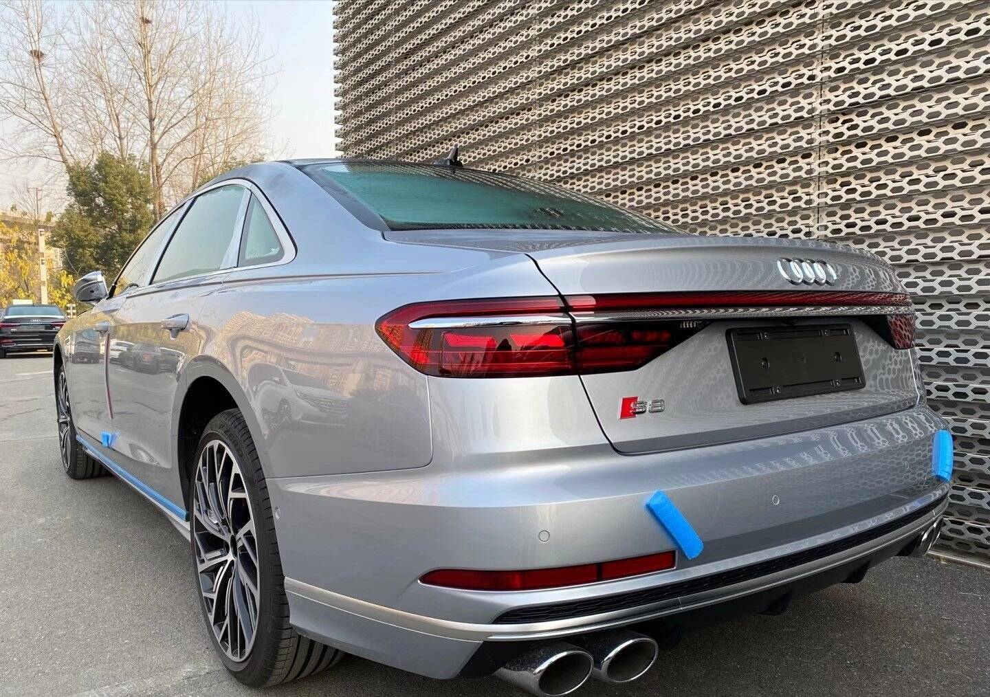 实拍性能版奥迪A8：加速6秒，空间不输S级，网友：新造型真霸气！_搜狐汽车_搜狐网