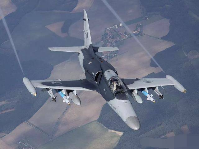 为什么说国产L-15B“猎鹰”教练机，能够让美国空军都很羡慕？_飞行