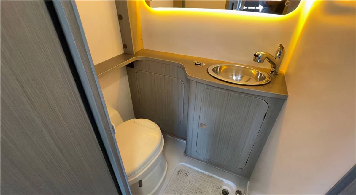 瑞弗V800依维柯C型房车，国六版本一如既往的经典华丽_搜狐汽车_搜狐网