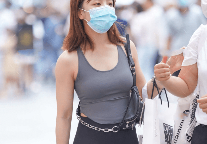 运动风的链条腰包提升时尚感黑色裤子显运动时髦 搜狐大视野 搜狐新闻eoi 0507