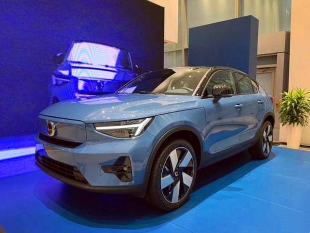 沃尔沃首款轿跑SUV，全新C40实拍，双电四驱比领克05更帅_搜狐汽车_搜狐网