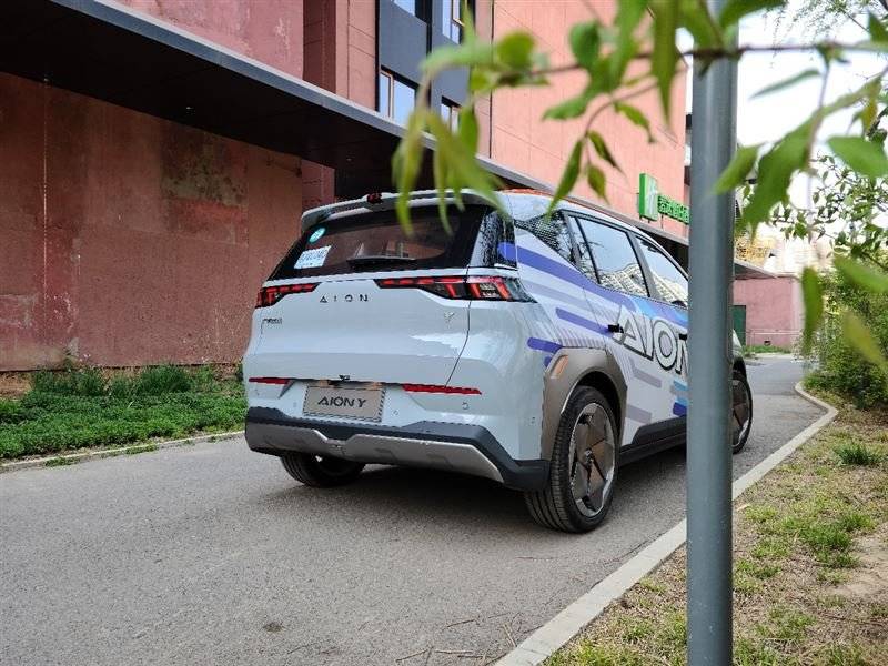 评测|后排空间超越中型车，埃安Y开起来又如何呢？_搜狐汽车_搜狐网