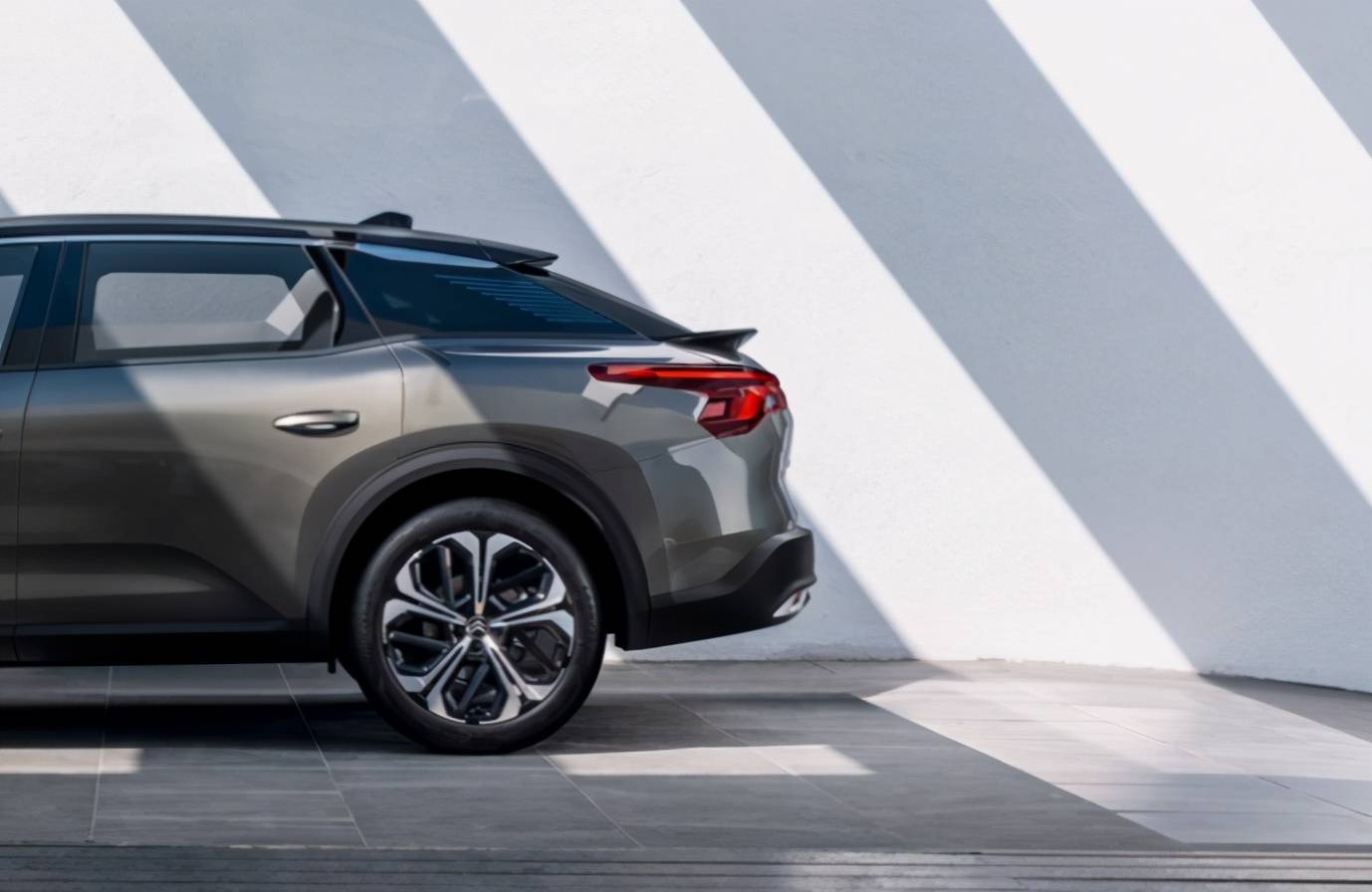 热度不减的凡尔赛C5X，反人类设计果然没落下，205/R19的胎买不到_搜狐汽车_搜狐网