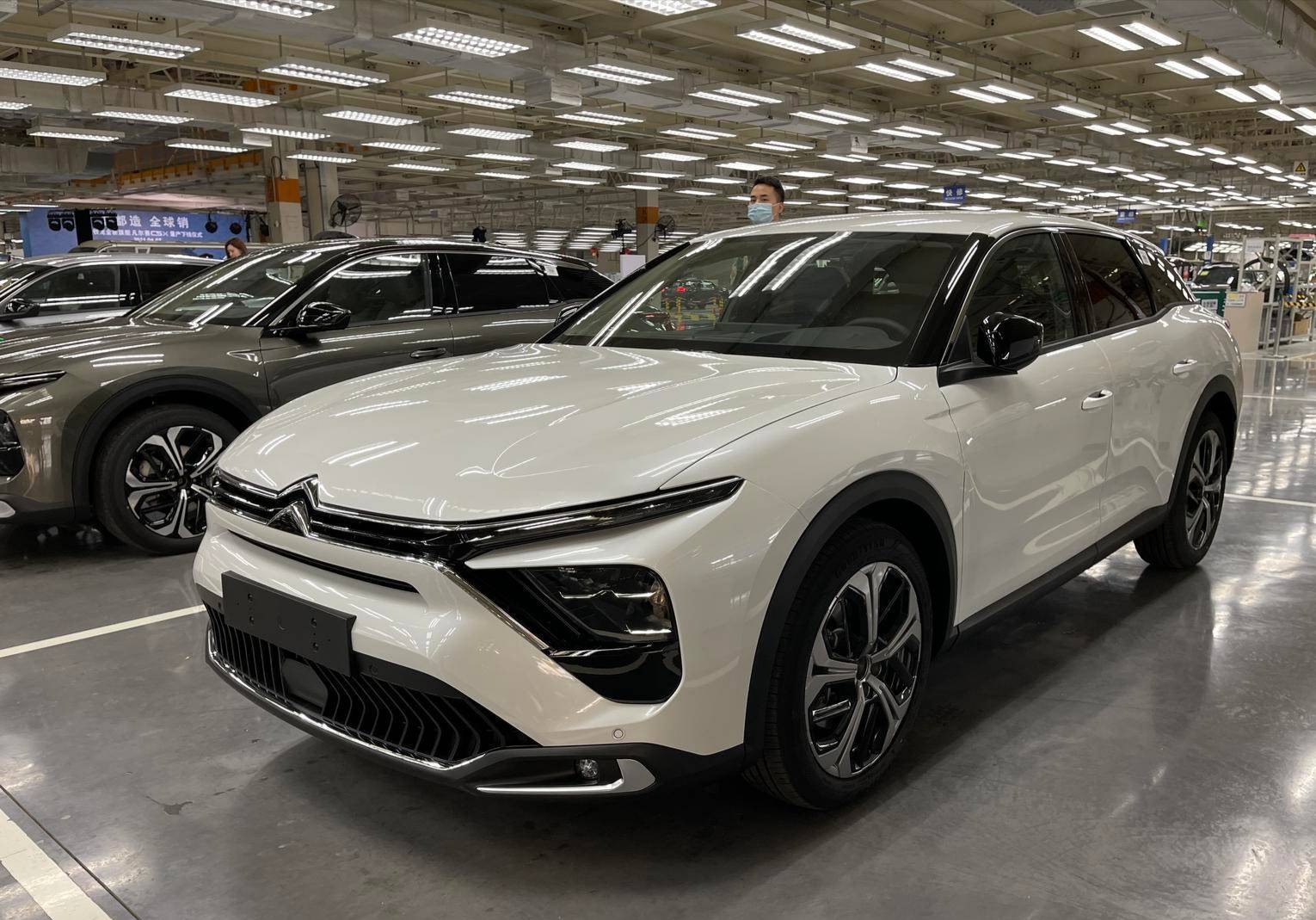 雪铁龙凡尔赛C5X实拍！个性外观+4.9米车长，1.6T高功率引擎最霸气_搜狐汽车_搜狐网