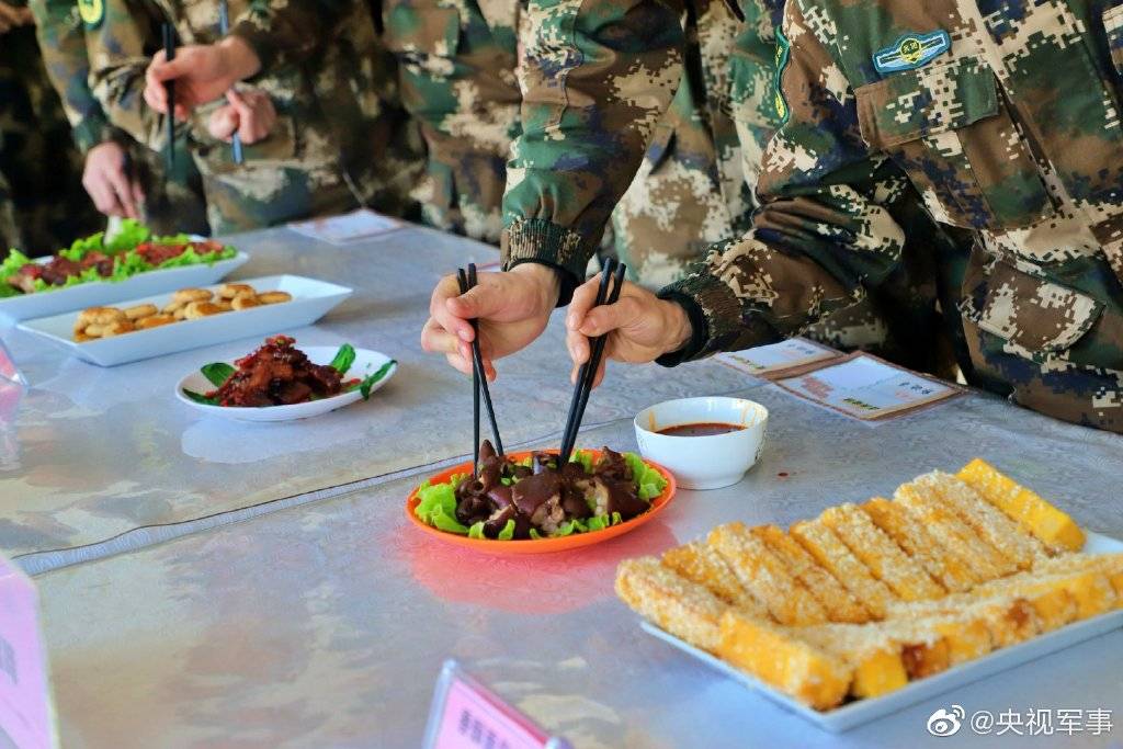 “舌尖”上的部队伙食，兵哥哥的厨艺堪比大饭店，真了不起_炊事班长