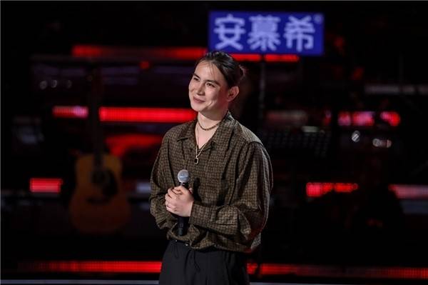 step.jad依加首战好声音2021获八位导师转身 治愈系嗓音惊艳全场_节目