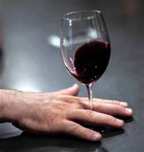 摇晃的红酒杯”为什么要摇?怎么摇杯才专业?香气