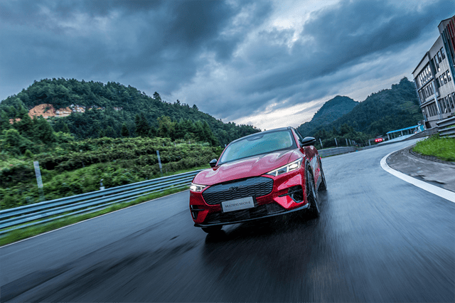 “电马”也是马！福特Mustang Mace-E上赛道感觉如何？_搜狐汽车_搜狐网