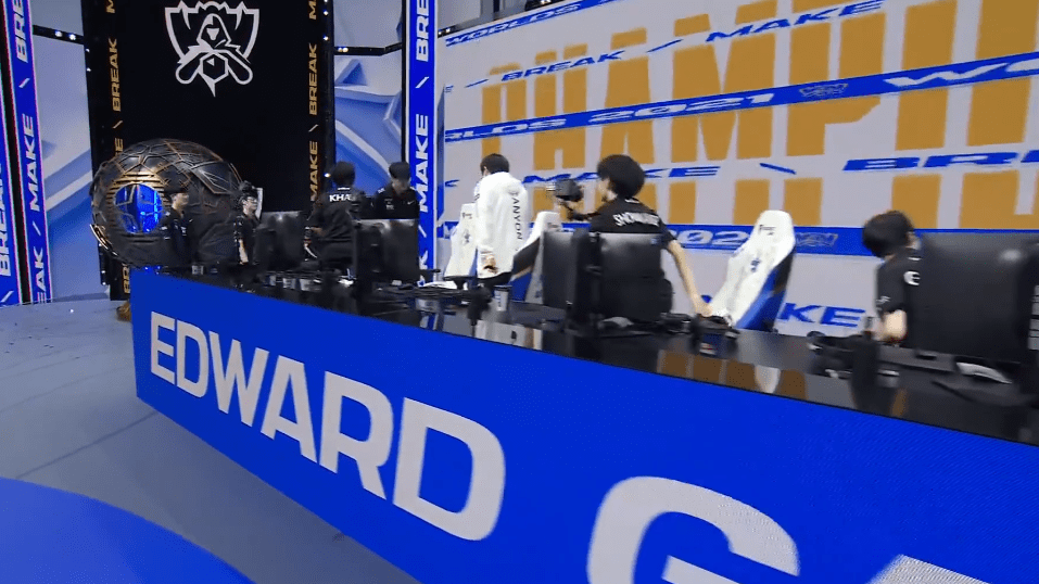 EDG3:2战胜DK！我们是冠军！Meiko成为LPL首位大满贯选手_决赛