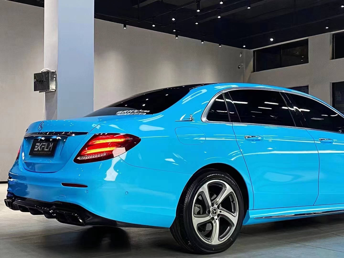 EKFILM改色膜：奔驰E300L改色高亮冰淇淋蓝_搜狐汽车_搜狐网