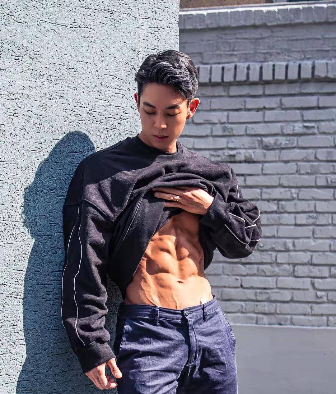 肌肉男模好俊、好潮、好壮，刀刻般的腱子肉，彰显了力量与性感_镜头_身材_健身