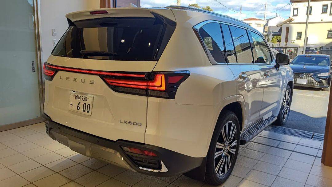 V6引擎+空气悬挂+四驱！实拍雷克萨斯LX600，气质十足，还看啥揽胜_搜狐汽车_搜狐网