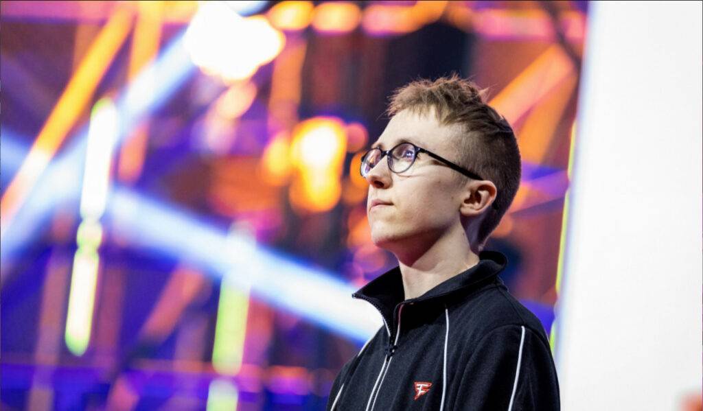 【CSGO趣味话题】职业哥为什么在比赛中脸贴屏幕？_ropz_坐姿_选手