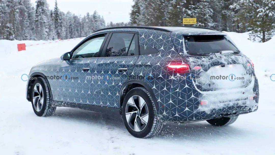 换代奔驰GLC谍照曝光 设计向C级靠拢 动力也用1.5T_搜狐汽车_搜狐网