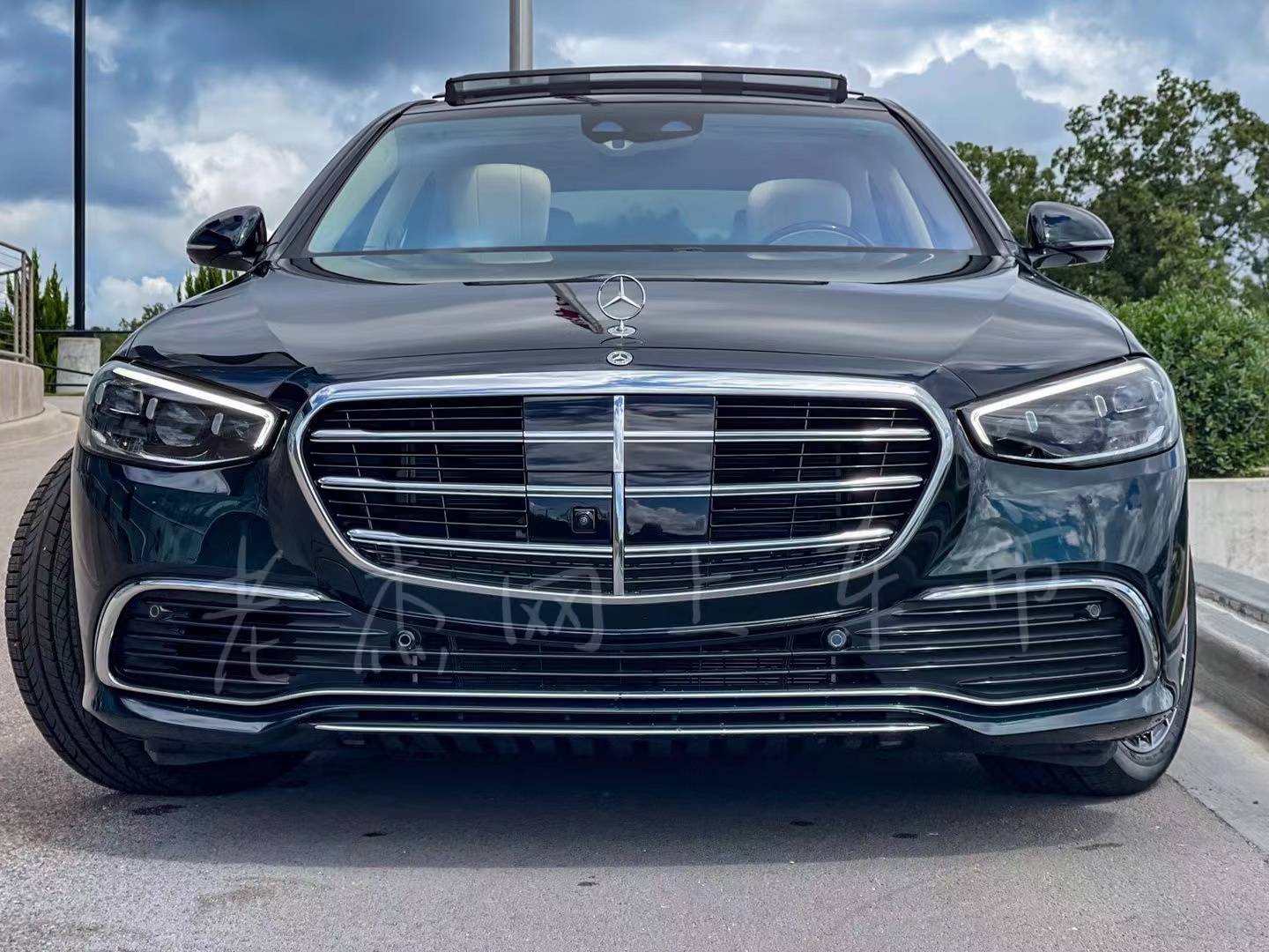 实拍新款奔驰S580，优雅气质爆棚，激光矩阵灯+四驱，威猛又大气_搜狐汽车_搜狐网