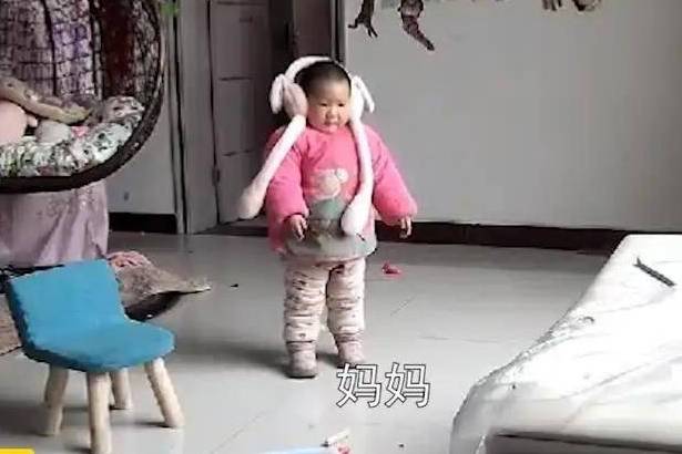 2岁萌娃对着监控喊话妈妈,见没有回应后,孩子反应让人破防 兔子 耳朵 网友