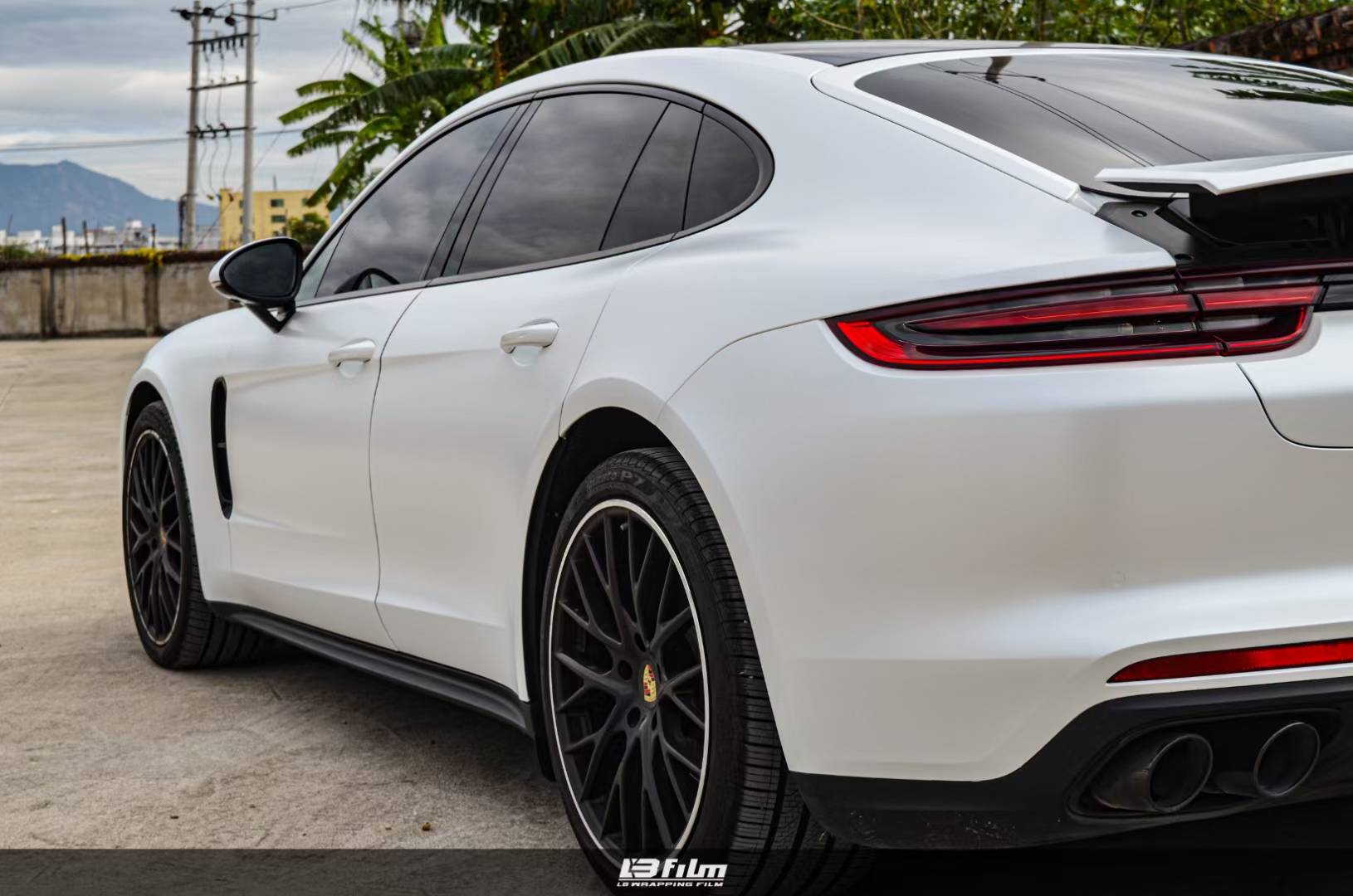 来自绸缎般的细腻，保时捷帕拉梅拉电光金属白（LB FILM）_搜狐汽车_搜狐网