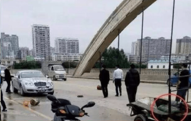 宾利过桥时追尾拖拉机，本以为500能私了，大爷张口就要8亿_搜狐汽车_搜狐网