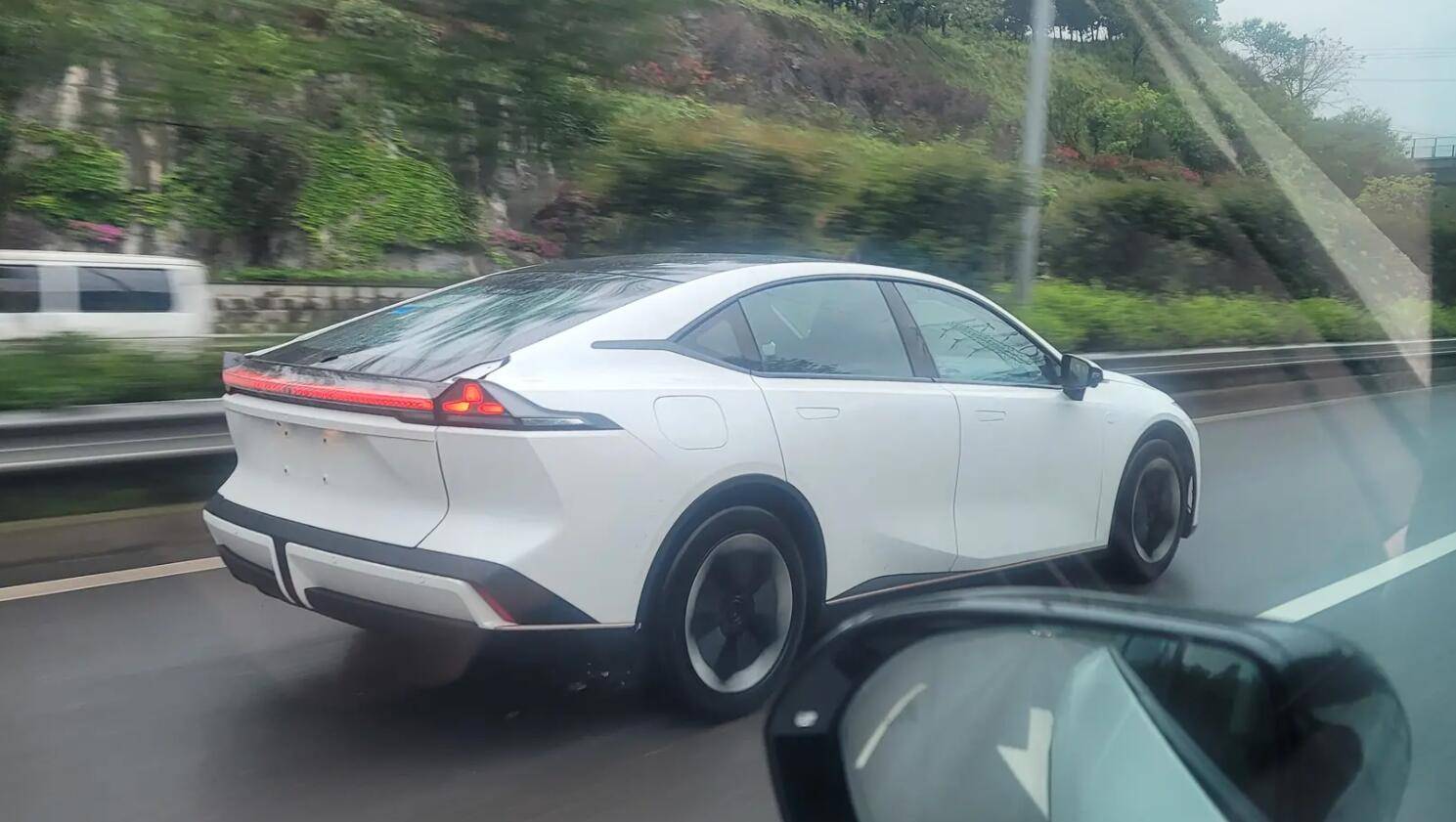 长安深蓝C385实车现身，配无框车门+电动尾翼，续航700km？_搜狐汽车_搜狐网