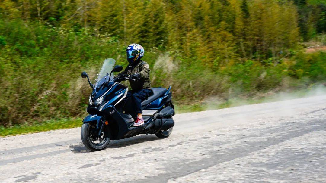 舒适平顺好骑，极限倾角同级最大—29980起光阳S250动态评测_部分_台车_车辆