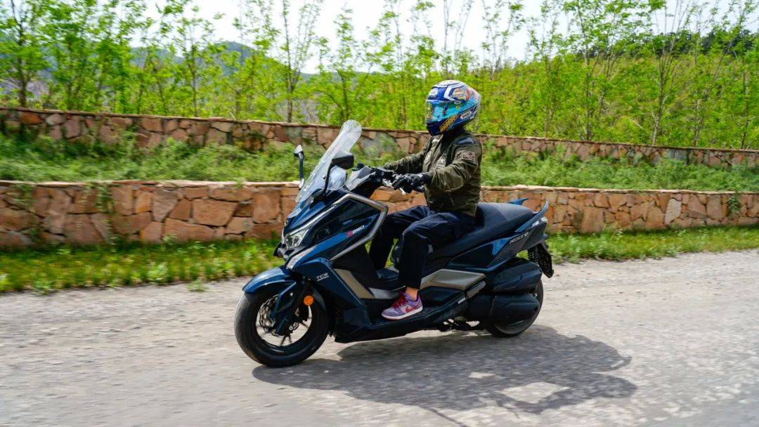 舒适平顺好骑，极限倾角同级最大—29980起光阳S250动态评测_部分_台车_车辆