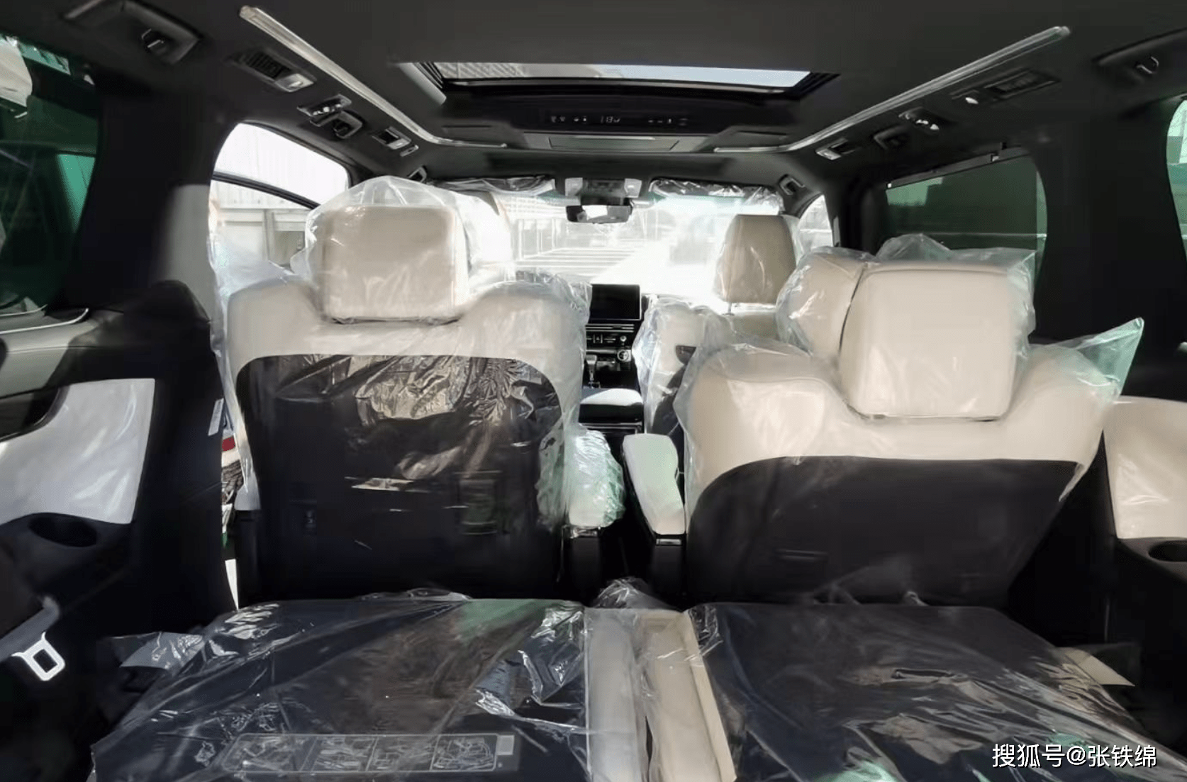 雷克萨斯LM350实车曝光，搭载3.5L+8AT动力，售价或超200万_搜狐汽车_搜狐网