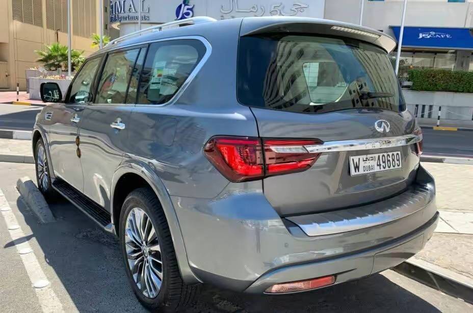 2023款QX80亮相街头，气场强大，对标揽胜，豪华大七座+四驱，霸气_搜狐汽车_搜狐网