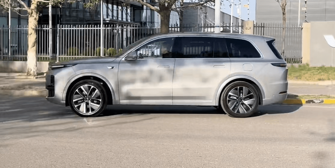 理想L9与宝马X7、奔驰GLS同框，气场不输，6座布局配小桌板+冰箱_搜狐汽车_搜狐网