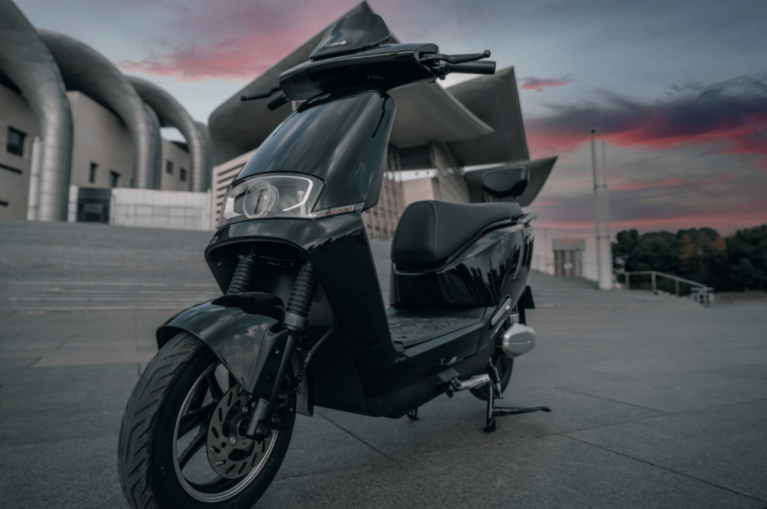 【头条评车】新日GF6焕新上市，汽车级锂电成就超能跑之名！_搜狐汽车_搜狐网