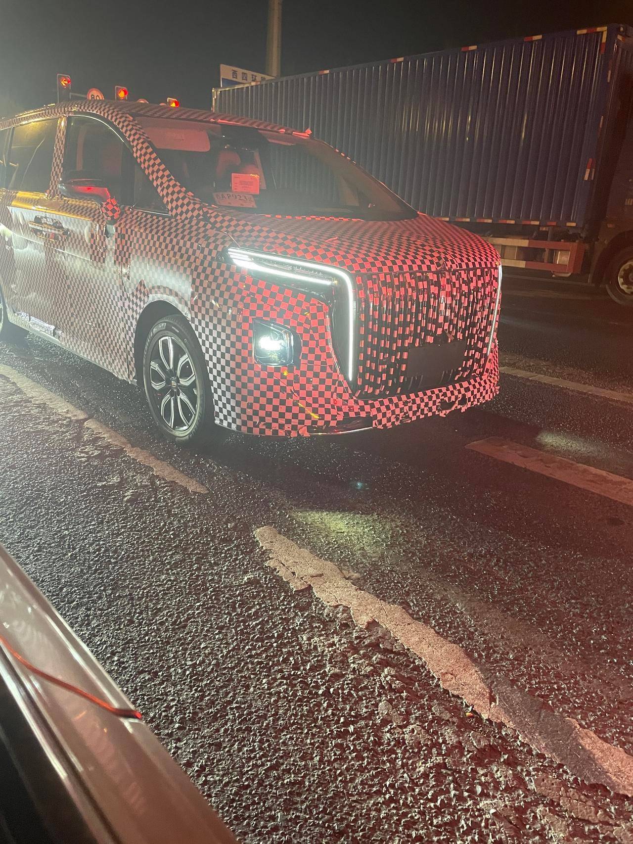 轴距3200mm 红旗全新MPV谍照曝光 有望命名为“HM9”_搜狐汽车_搜狐网