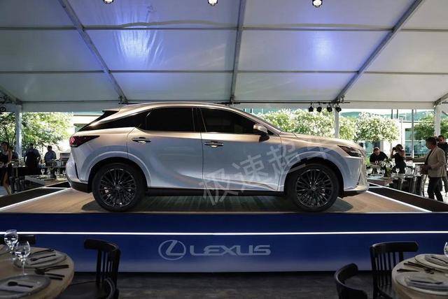 实拍新款雷克萨斯RX：质感满满，2.4T+8AT，气场不输奥迪Q7_搜狐汽车_搜狐网