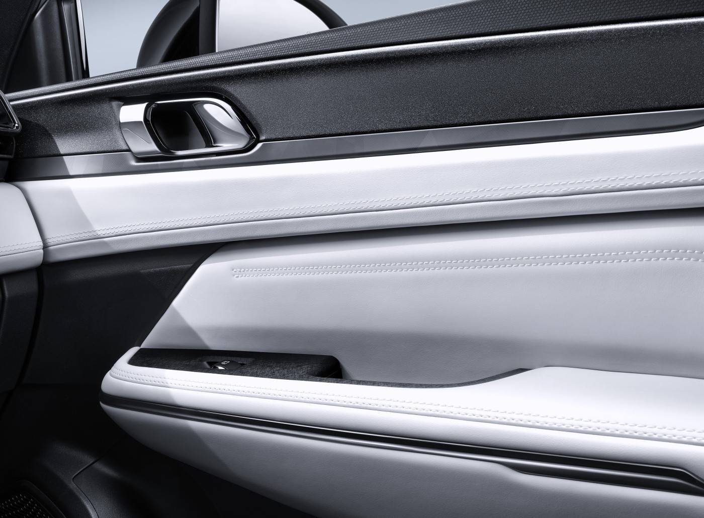 燃油车最高待遇？三联屏/4.88L油耗 领克01 EM-F上市 18.18万起！_搜狐汽车_搜狐网