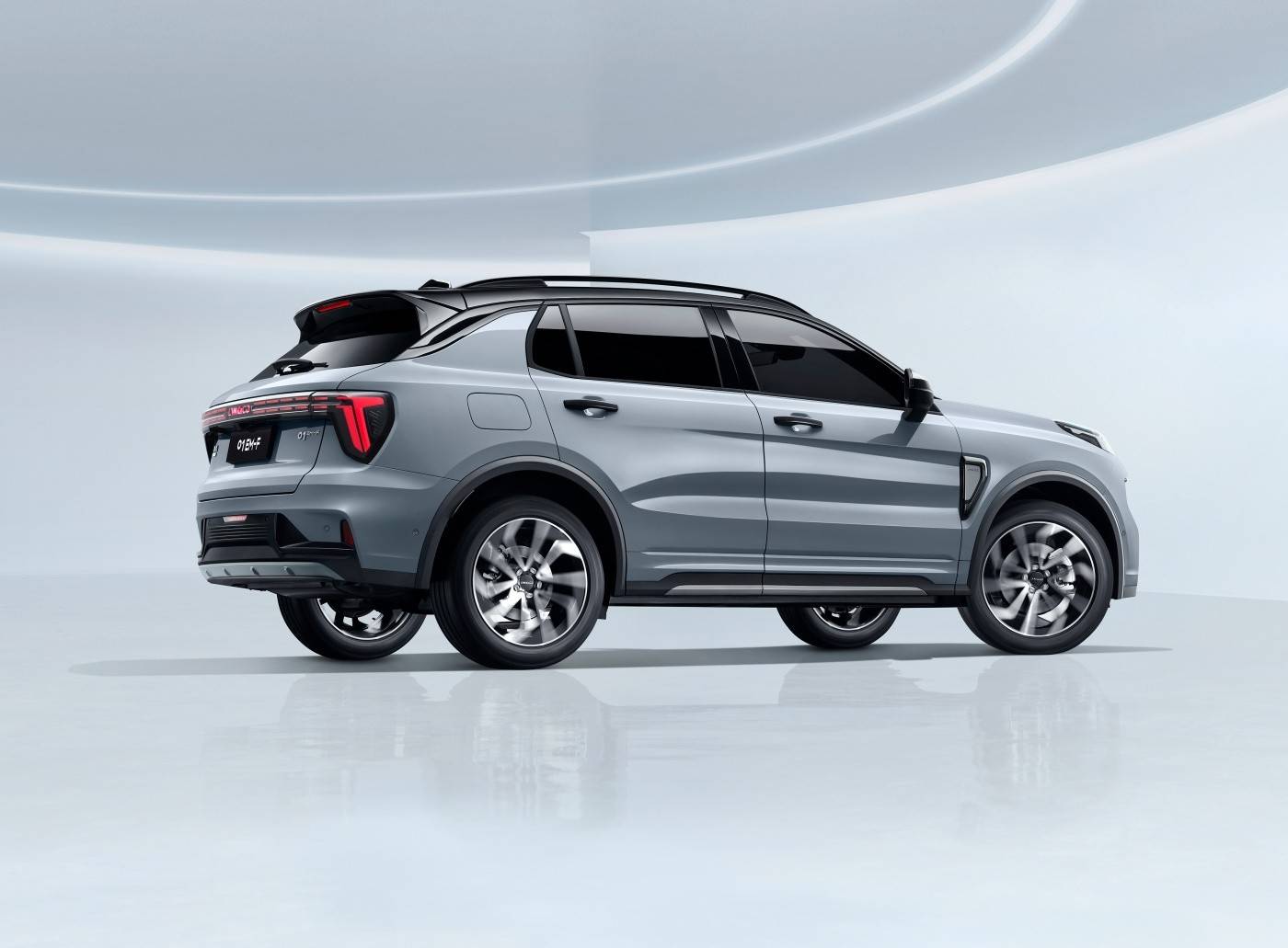 燃油车最高待遇？三联屏/4.88L油耗 领克01 EM-F上市 18.18万起！_搜狐汽车_搜狐网