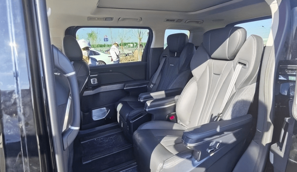 两大国产高端MPV即将来袭，红旗HM9/极氪009实车曝光，你看好谁？_搜狐汽车_搜狐网