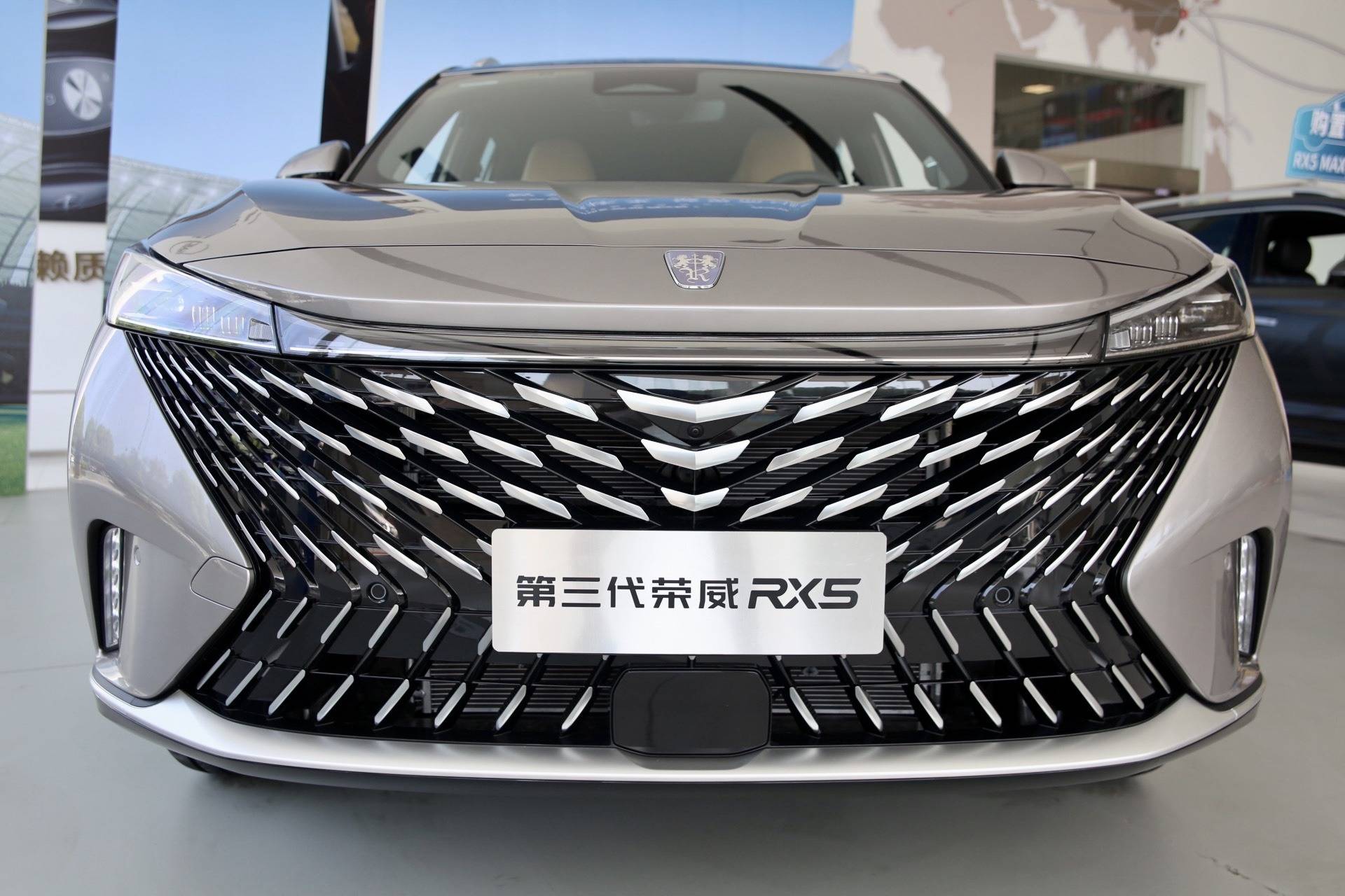 外观吸睛，智能科技再提升，探店实拍全新第三代荣威RX5_搜狐汽车_搜狐网