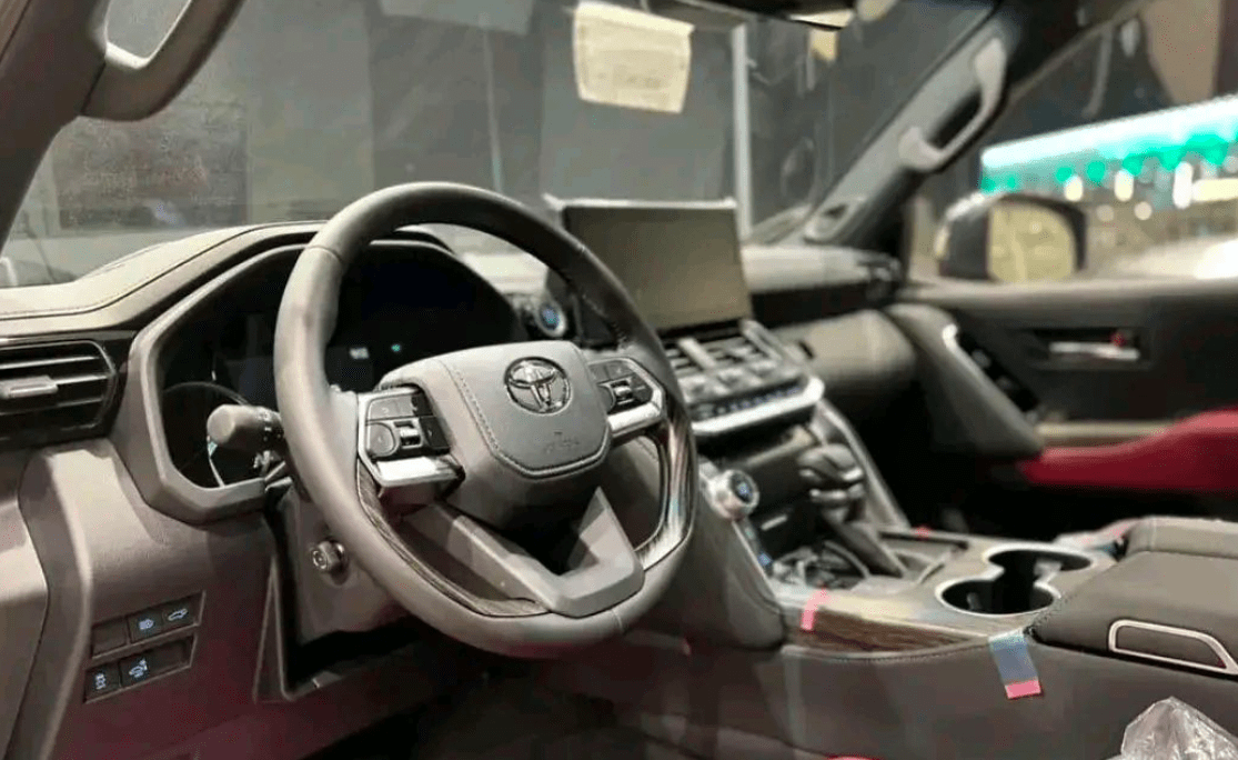 实拍新丰田兰德酷路泽，国六版将登场，3.5T+10AT，或130万元起_搜狐汽车_搜狐网