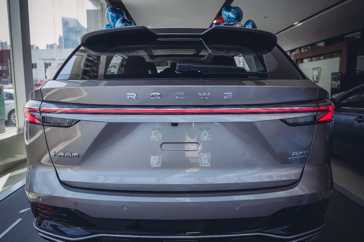 探店实拍第三代荣威RX5，全新设计 搭载27寸可滑动大屏_搜狐汽车_搜狐网