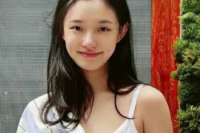 星女郎林允晒素颜照!皮肤吹弹可破似婴儿,上衣半垮秀白嫩香肩林允并周星驰和解